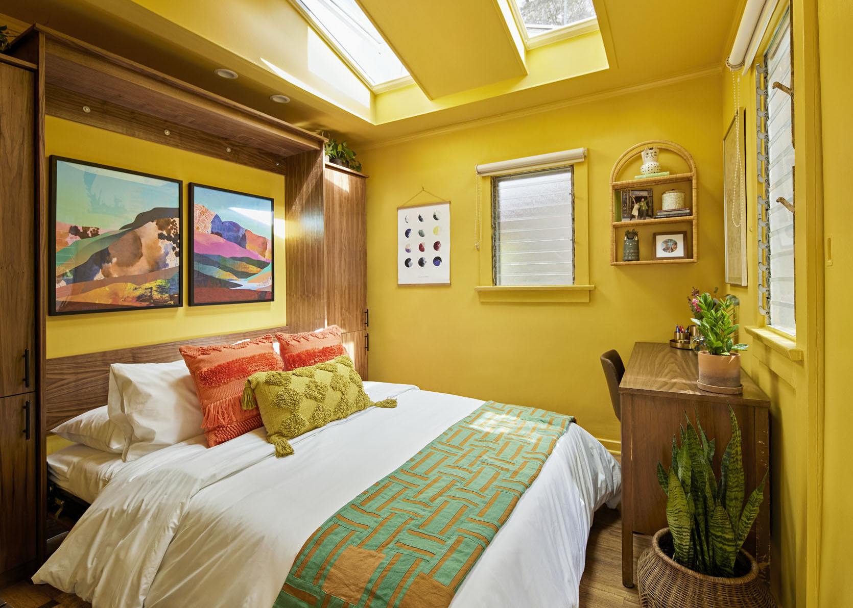 How Shavonda Made This Small Guest Room Office Functional Beautiful